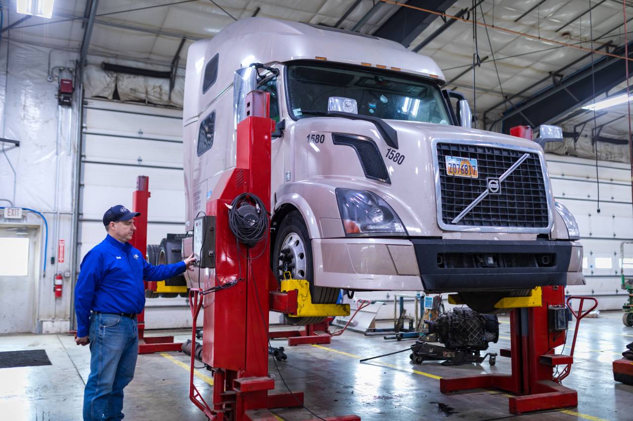 6 Simple Tips for Choosing the Right Truck Repair Service - Suv ...