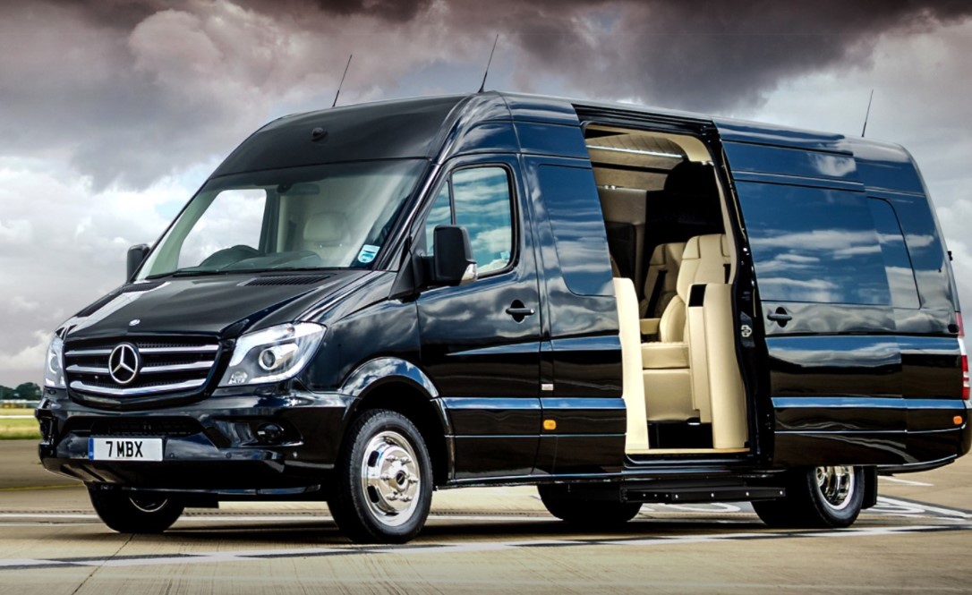 Exploring Dubai in a Luxury Van - Suv & Trucks 2024