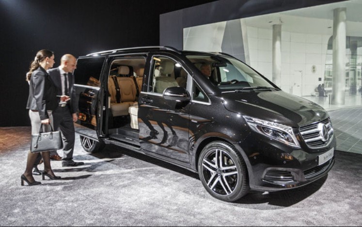 Exploring Dubai in a Luxury Van - Suv & Trucks 2024